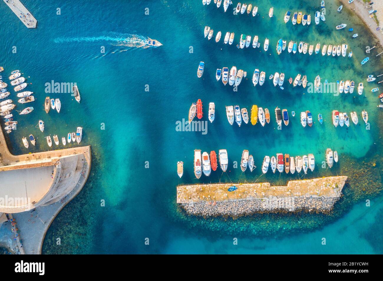 Luftaufnahme von bunten Booten und Jachten im Hafen im blauen Meer ...