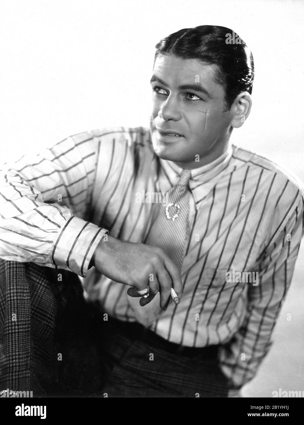 Paul MUNI als Tony Camonte Publicity Portrait für SCARFACE 1932 ...