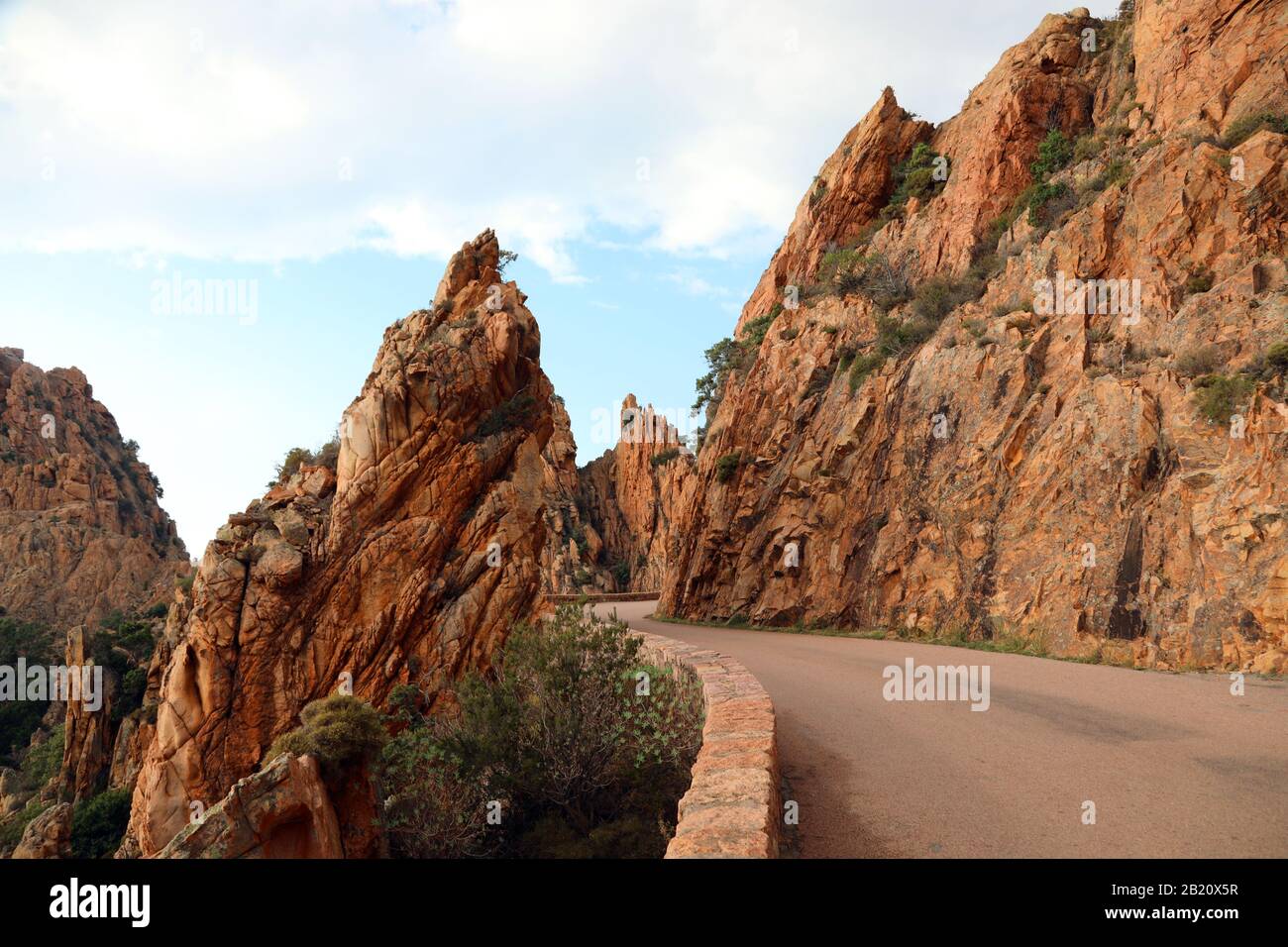Les calanche corsica road -Fotos und -Bildmaterial in hoher Auflösung ...