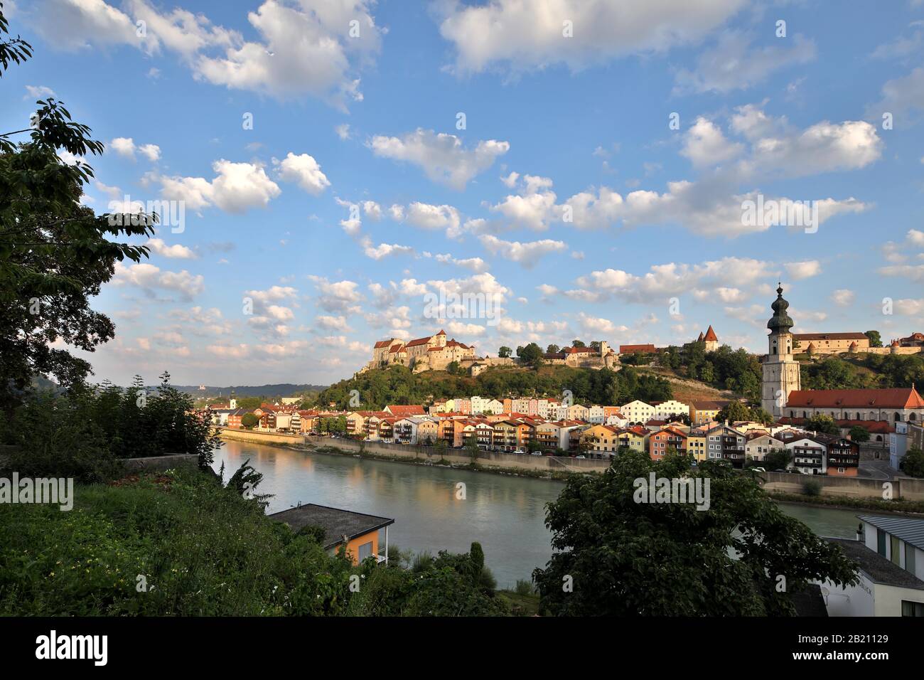 Burghausen, Altstadt und Burg mit Salzach, Blick von Österreich ...