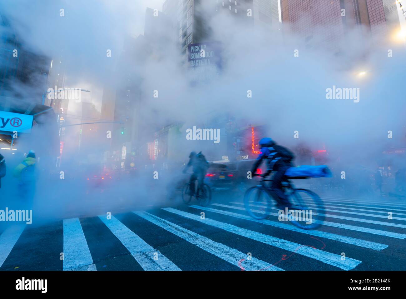 Der treibende Dampf umgibt die Gebäude People, Traffic und Times Square ...