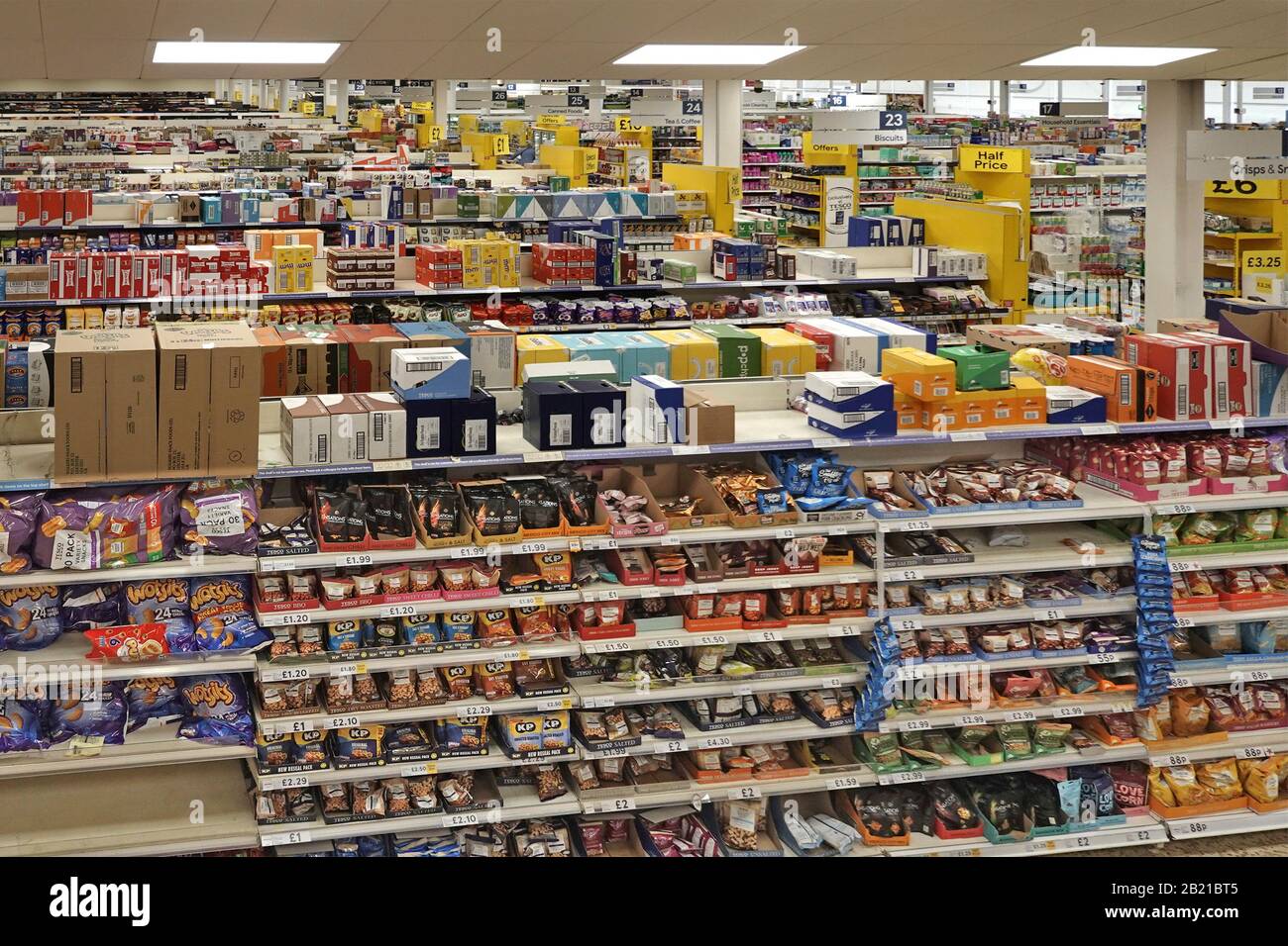 Blick von oben auf den großen Lebensmittel-Supermarkt Inneneinkaufsweg ...