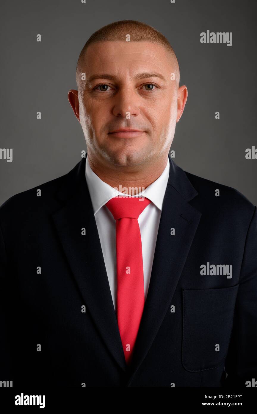 Rote Krawatte Schwarzer Anzug