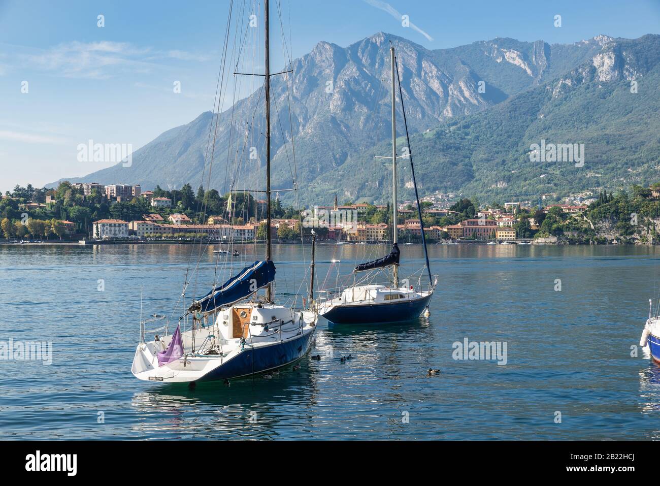 Boote auf dem See. Comer See, Italien. Blick auf Malgrate von der Stadt ...