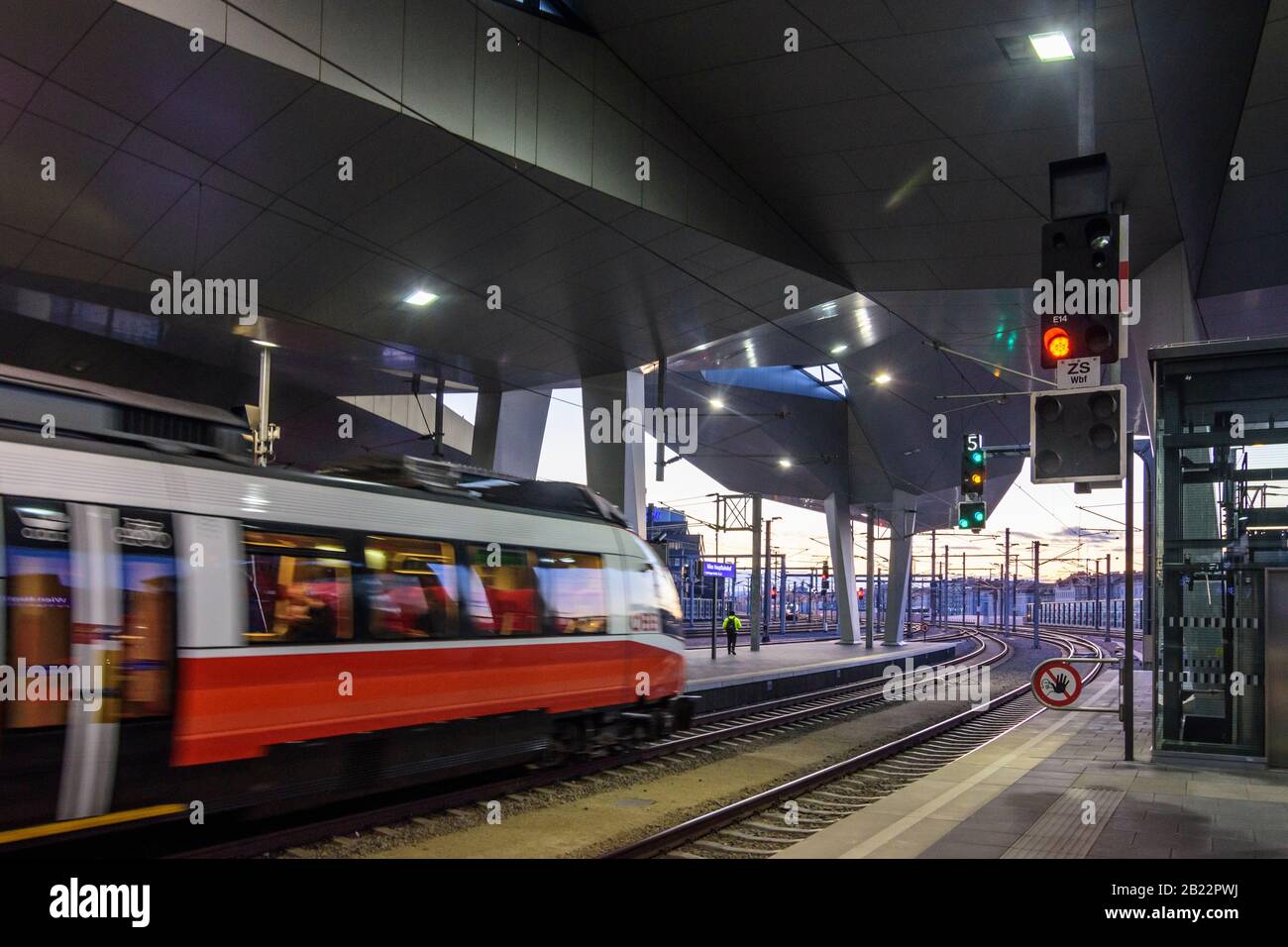 Wien, Wien: Hauptbahnhof Hauptbahnhof, Passagier, Reisender, Bahnsteig ...