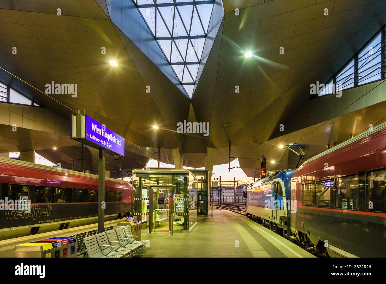Wien, Wien: Hauptbahnhof Hauptbahnhof, Passagier, Reisender, Bahnsteig ...