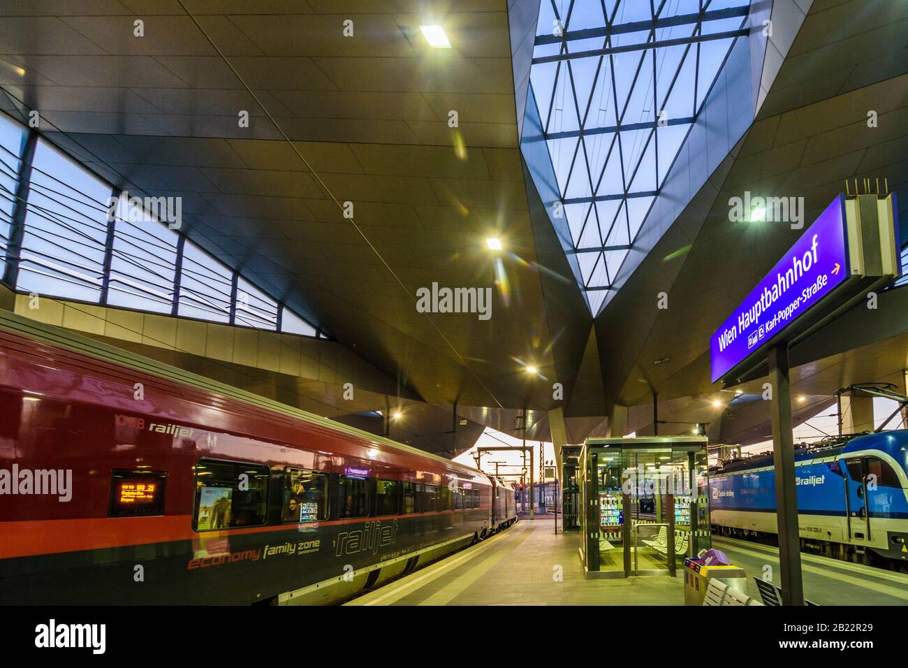 Wien, Wien: Hauptbahnhof Hauptbahnhof, Passagier, Reisender, Bahnsteig ...