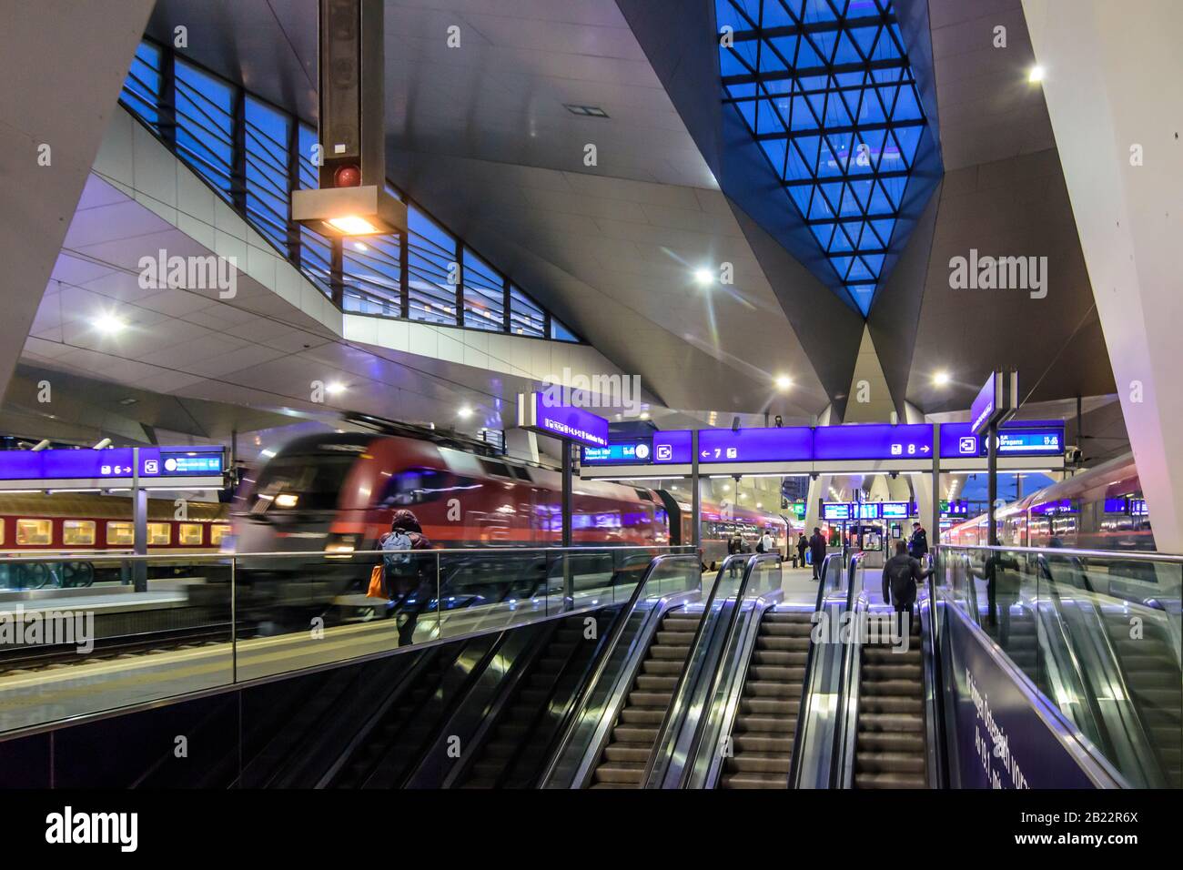 Wien, Wien: Hauptbahnhof Hauptbahnhof, Passagier, Reisender, Bahnsteig ...