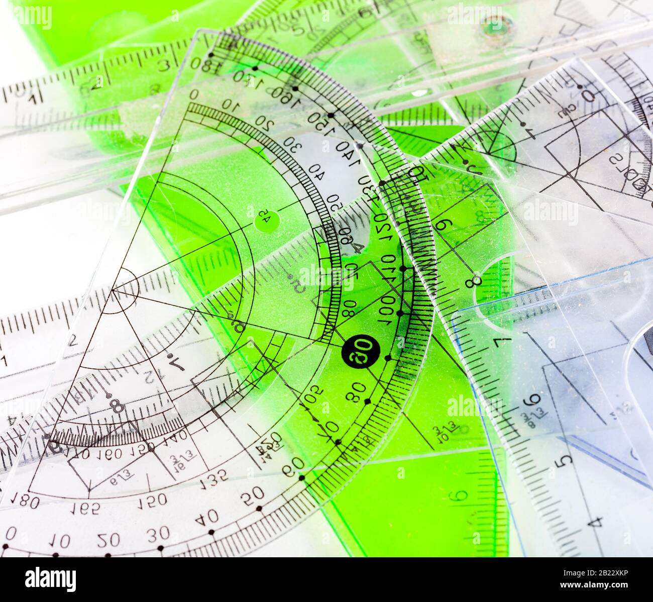 Viele gesetzte Quadrate, Lineale, ein Winkelmesser, verschiedene ...