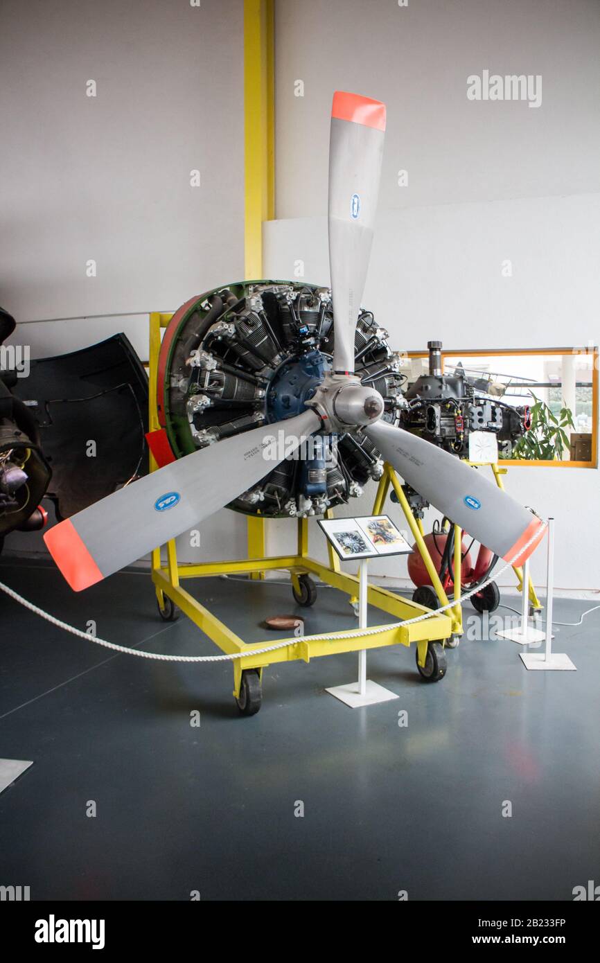 Wright cyclone r 1820 motor -Fotos und -Bildmaterial in hoher Auflösung ...