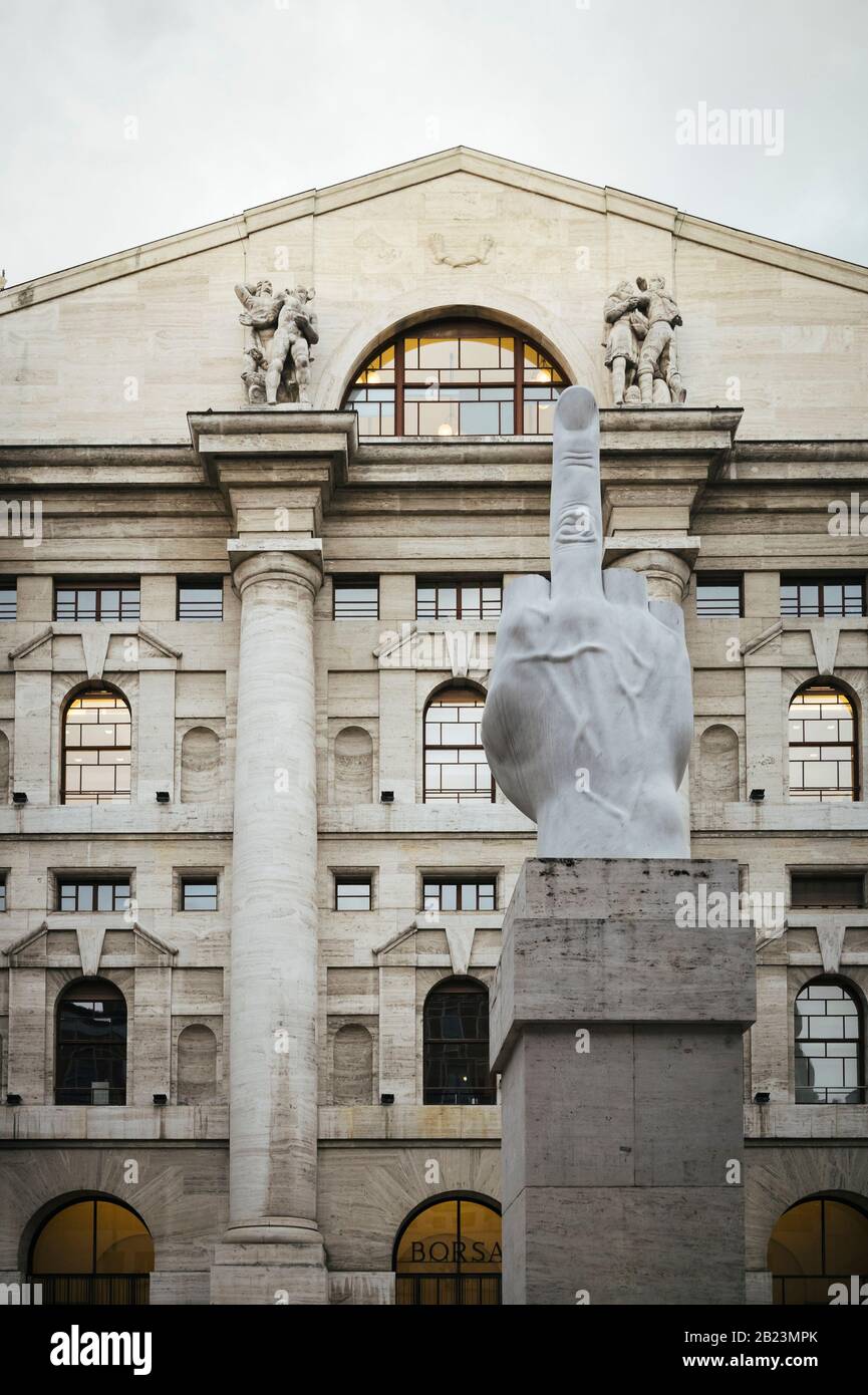 Maurizio cattelans skulptur -Fotos und -Bildmaterial in hoher Auflösung ...
