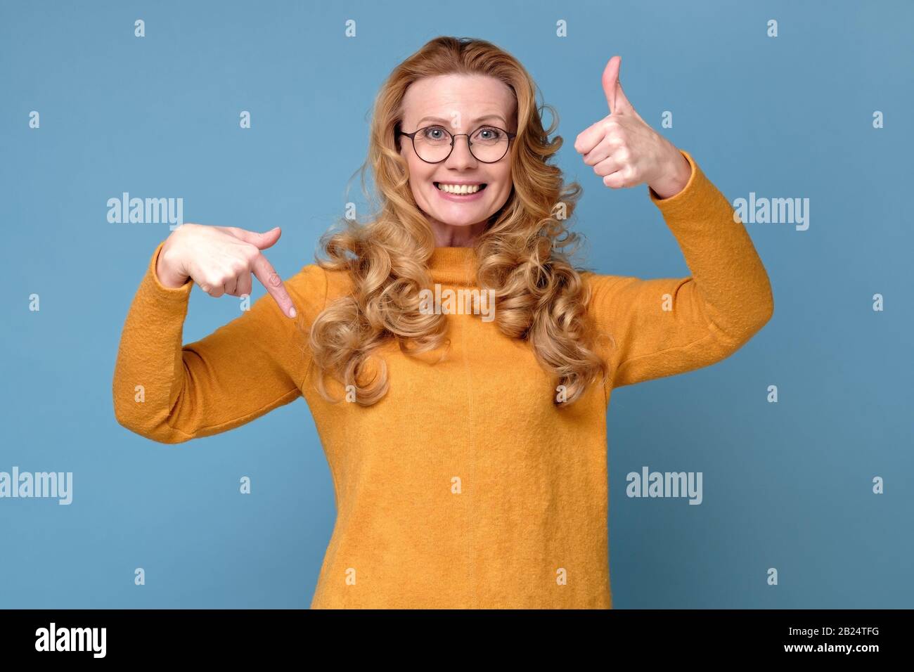Die selbstbewusste Frau fühlt sich stolz auf ihre Taten, zeigt sich ...