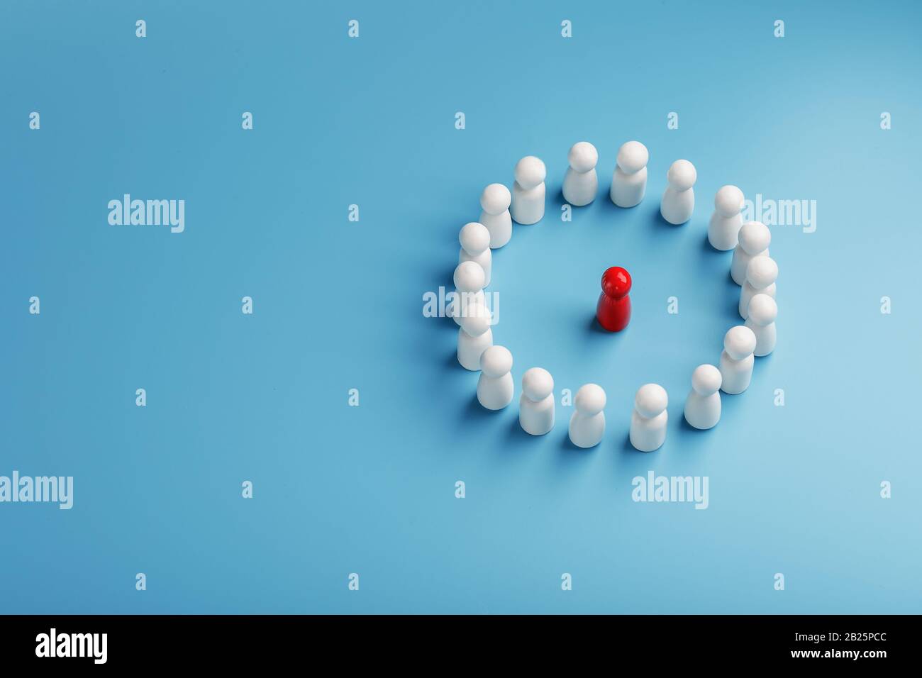 Ein Team weißer Leute steht um und hört auf den Anführer des roten ...