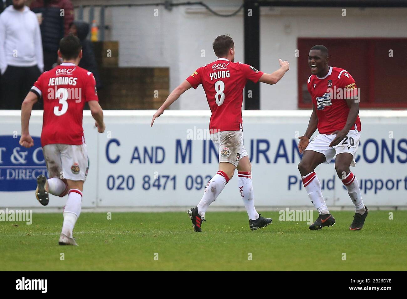 Luke Young aus Wrexham erzielt das erste Tor für seine Mannschaft und feiert während Dagenham ...