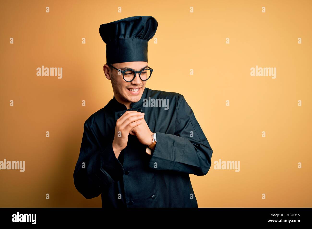 Der junge brasilianische Küchenchef trug eine Herduniform und einen Hut ...