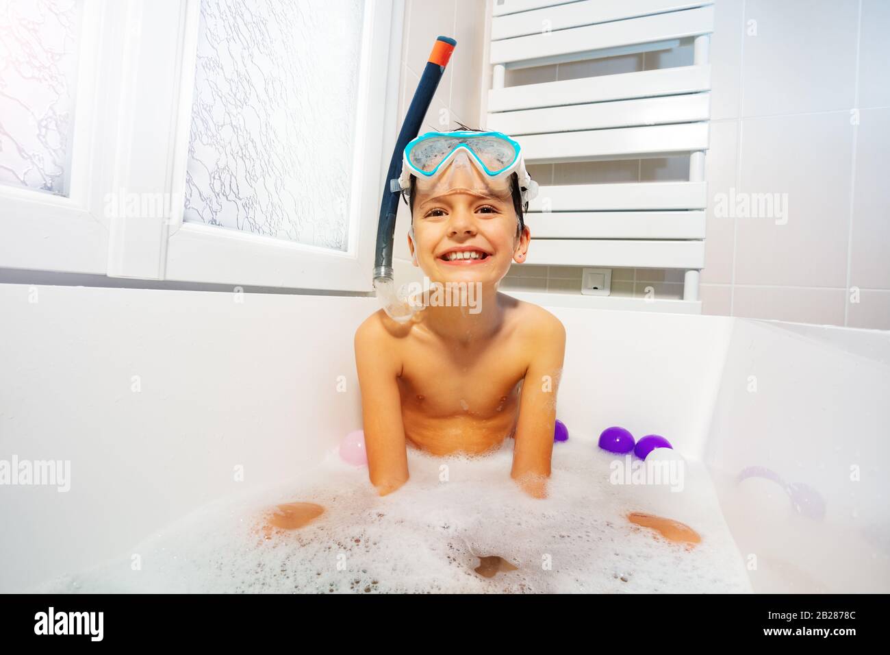 Kind in der badewanne tauchen -Fotos und -Bildmaterial in hoher ...