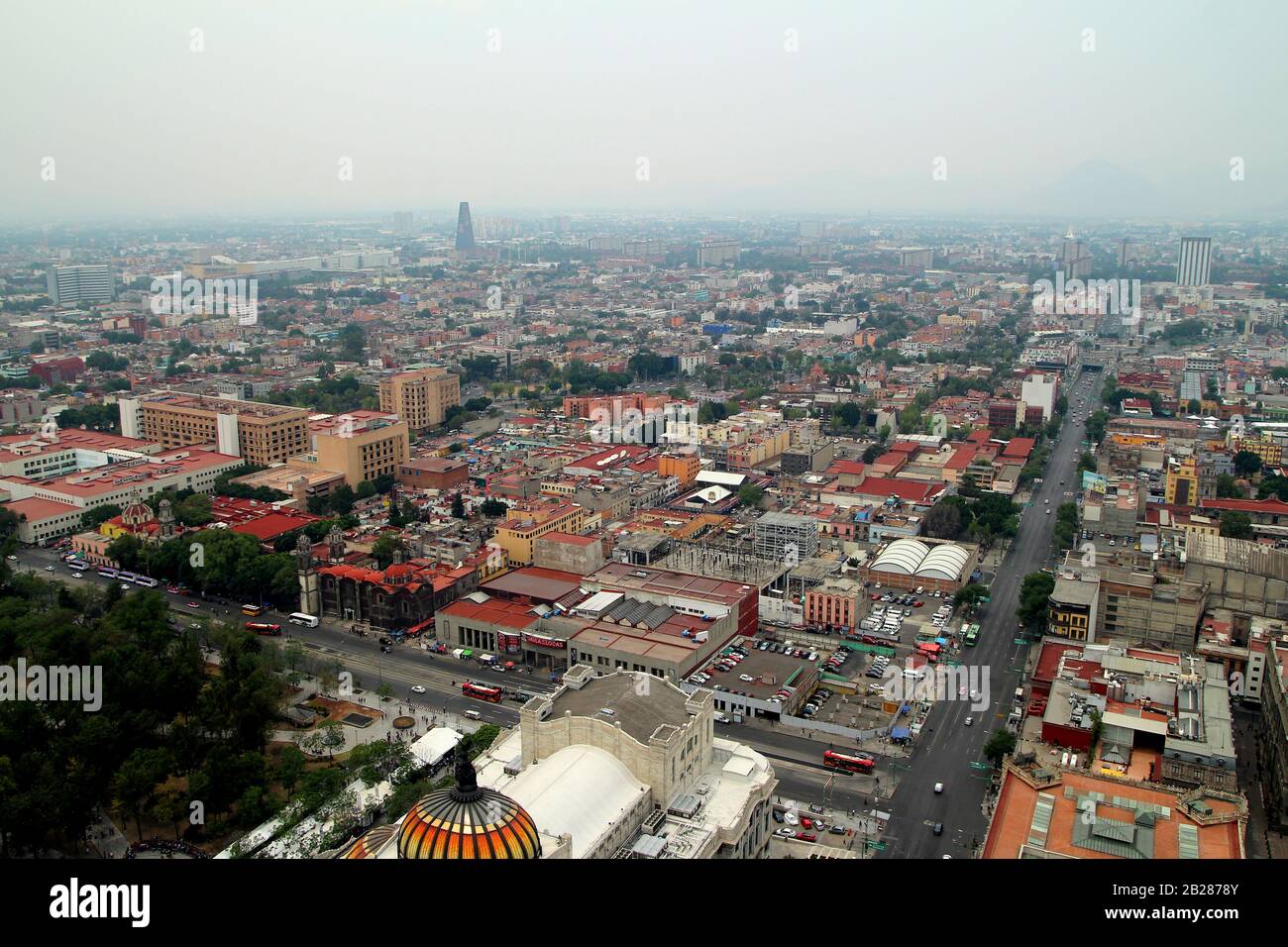 Luftaufnahme der mexikanischen Stadt von der Spitze des Latinoamericana Tower. Historisches ...