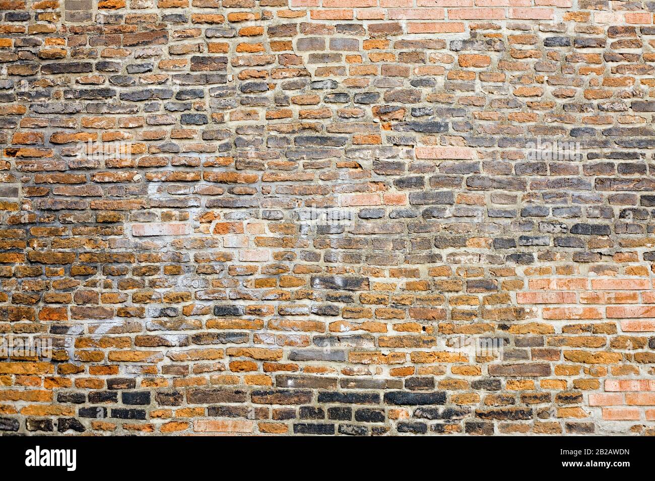 Foto einer alten Mauer aus Backstein. Die Backsteine sind stark ...