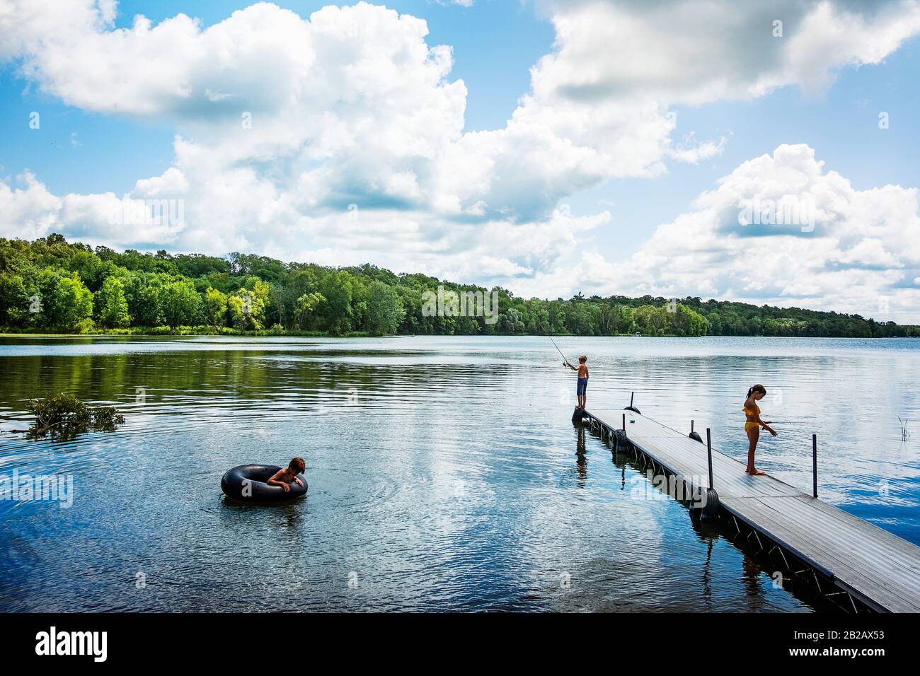 Drei Kinder am See angeln und Spaß haben, USA Stockfotografie - Alamy