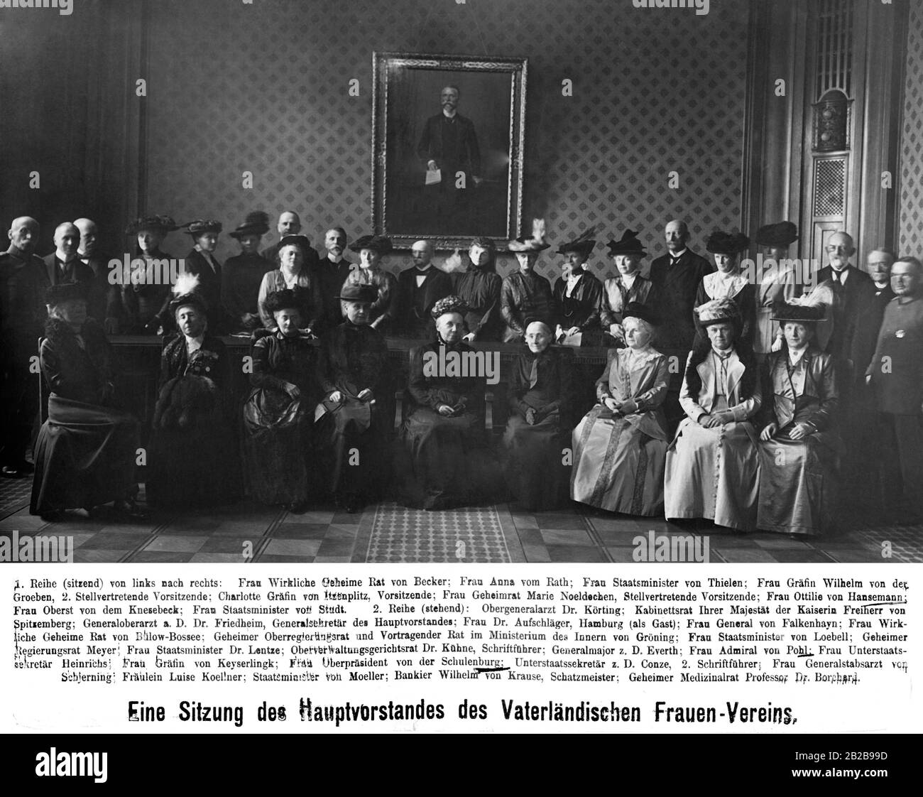 Reihe von links nach rechts sitzend: Frau Helenes Ehefrau des Privy ...