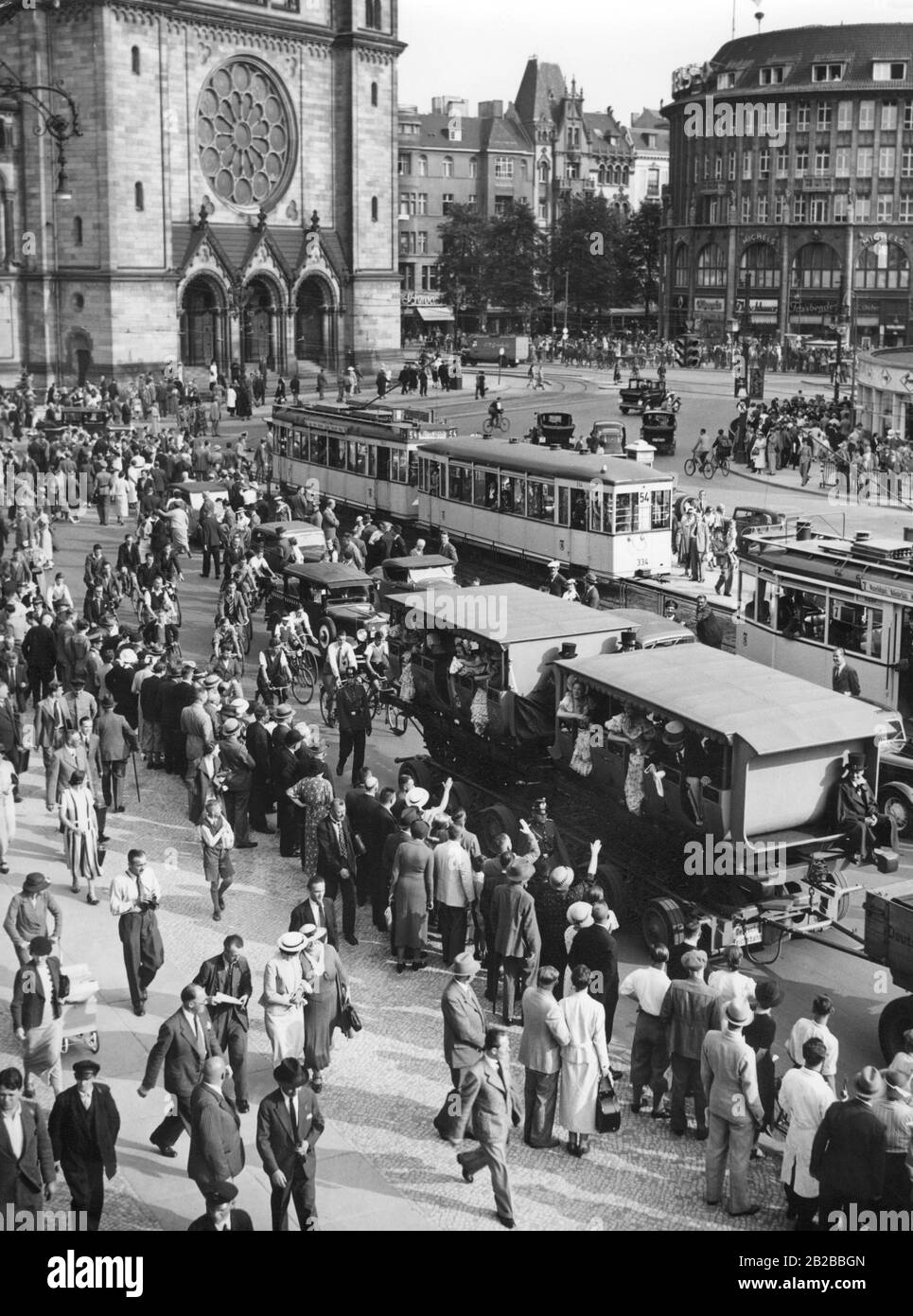 Der Nachbau der ersten deutschen Lok "Adler" und ihrer Wagen wird durch ...