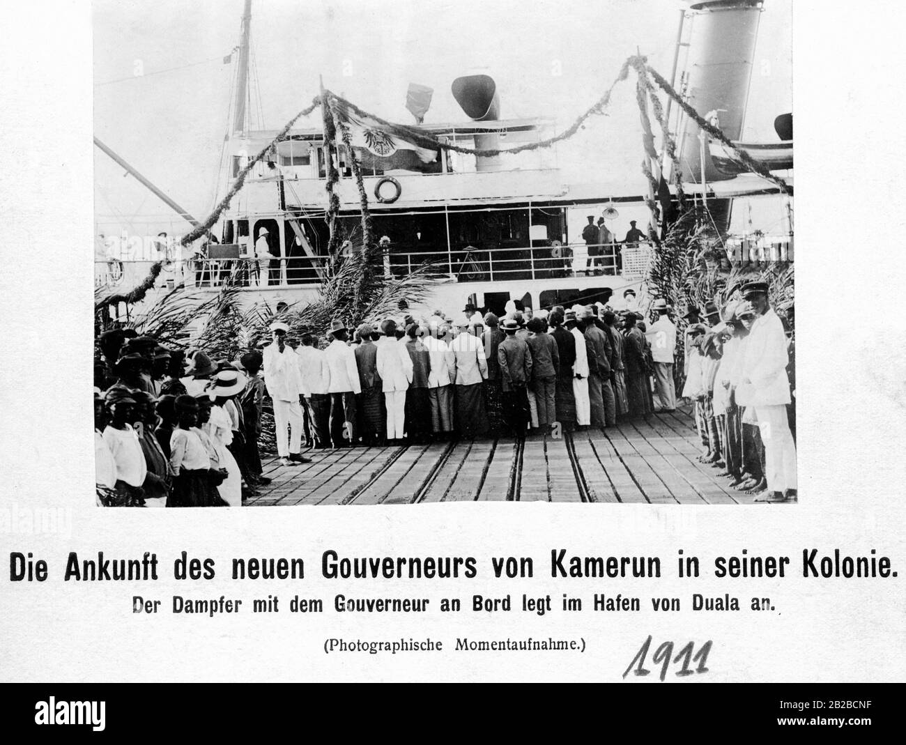 Der deutsche Gouverneur kommt in der Kolonie Kamerun im Hafen von Duala ...