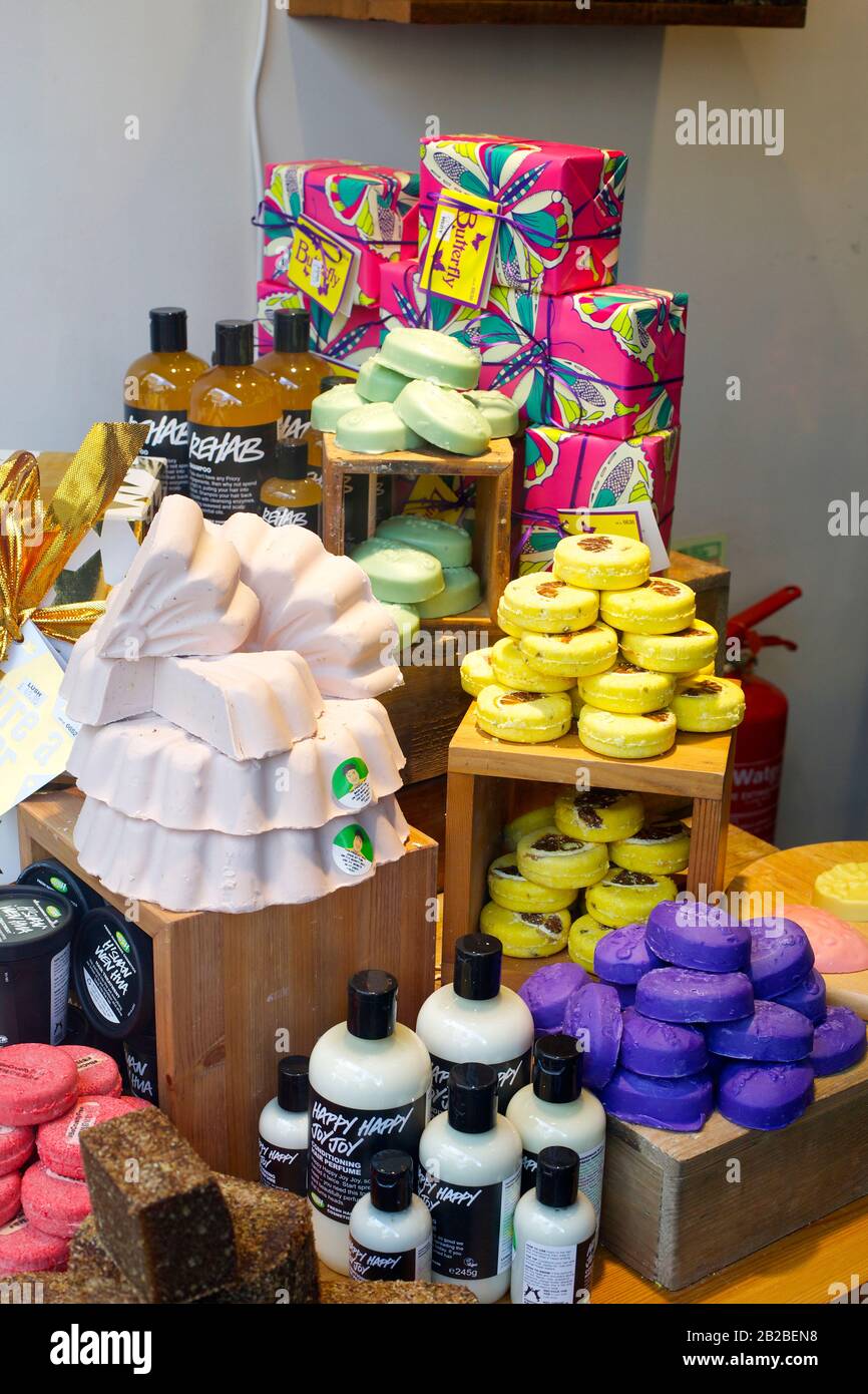 Lush cosmetics shop -Fotos und -Bildmaterial in hoher Auflösung – Alamy