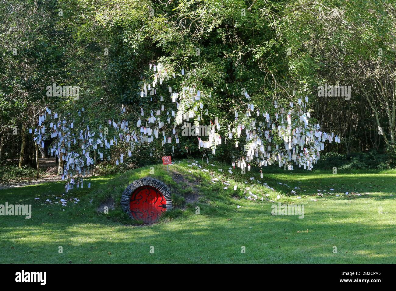 Ein Feenbaum oder Wunschbaum mit Feenhaus rote Tür Feenhügel und ...