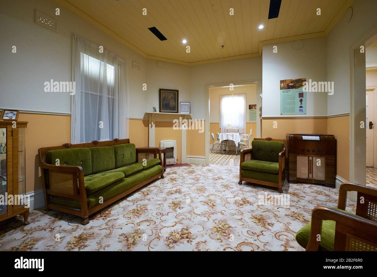 Beispiel eines wohnzimmers aus den 1950er jahren -Fotos und -Bildmaterial in hoher Auflösung – Alamy