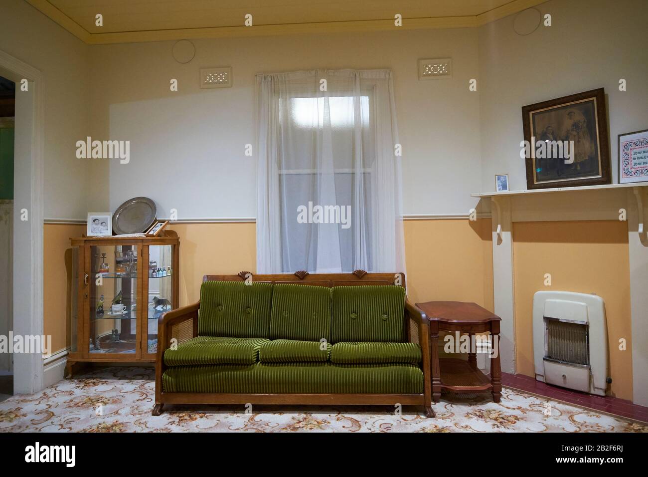 Beispiel eines wohnzimmers aus den 1950er jahren -Fotos und -Bildmaterial in hoher Auflösung – Alamy