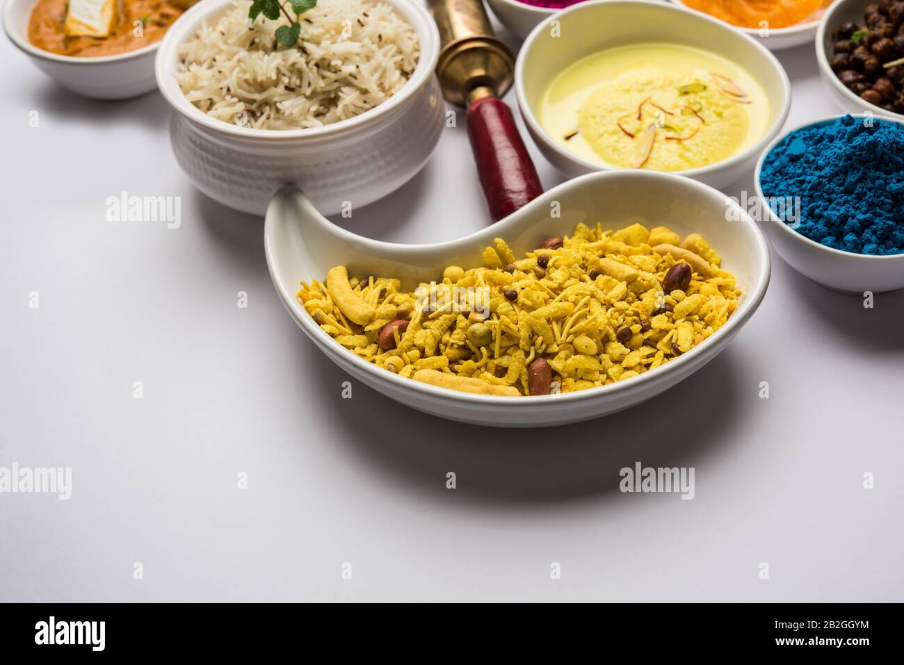 Happy Holy Konzept zeigt indische verschiedene Mittagessen wie Paneer ...