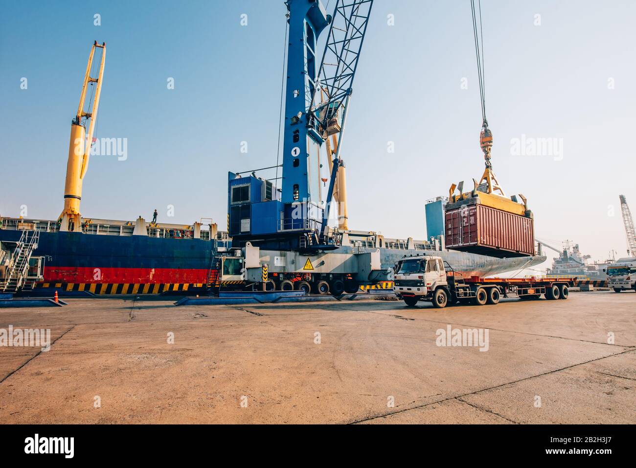 Business Logistics Konzept, Lkw im Containerdepot im Import- und ...