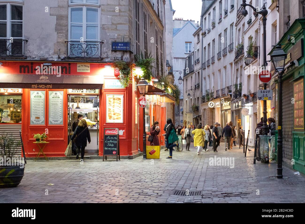 Marais shopping paris -Fotos und -Bildmaterial in hoher Auflösung – Alamy