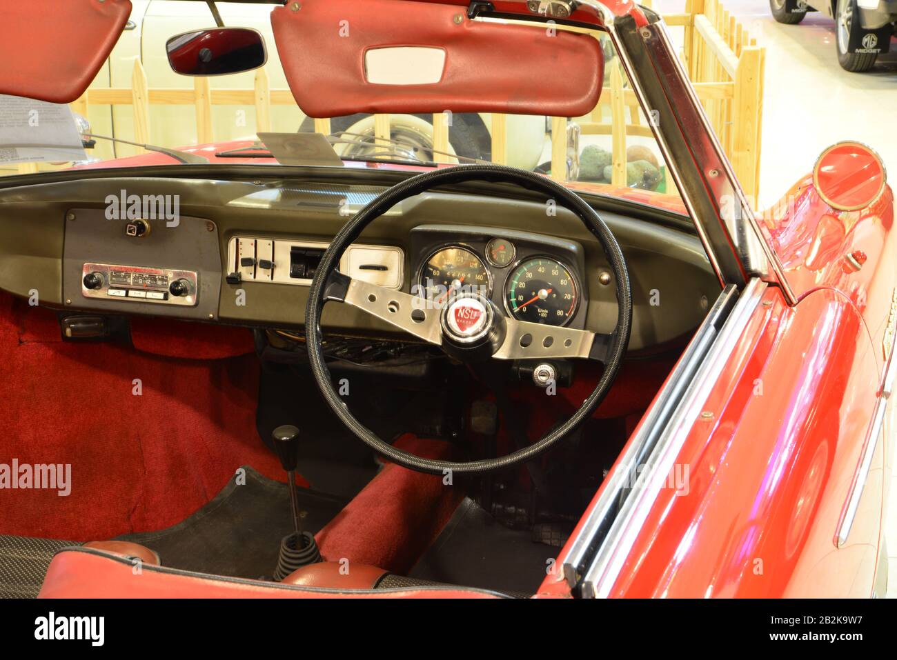 Rev counter car dials -Fotos und -Bildmaterial in hoher Auflösung – Alamy