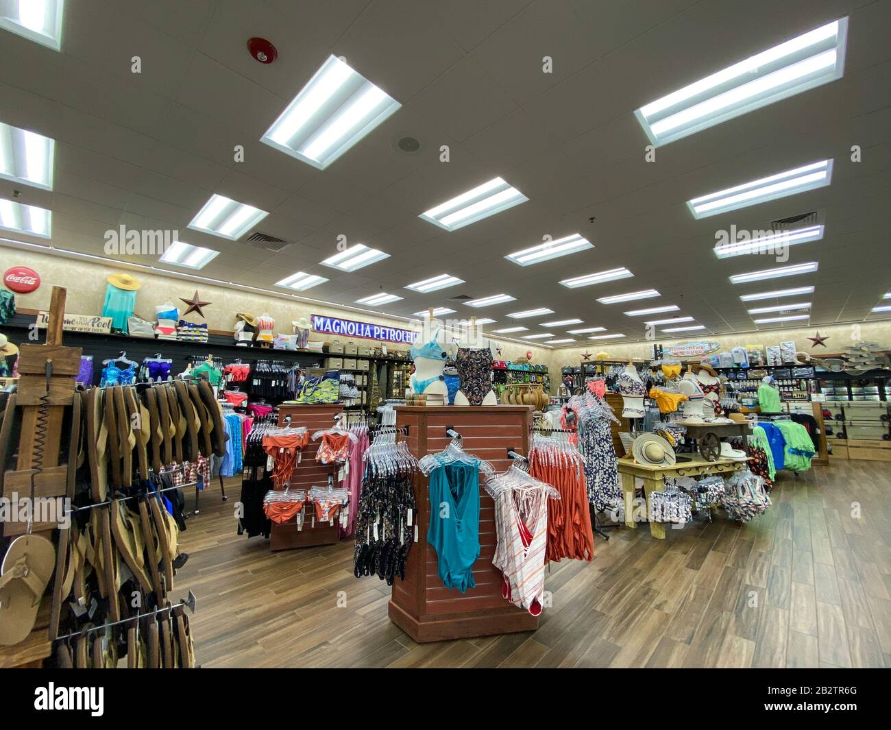Houston, TX/USA-2/25/20: Strandkleidung an einem Buc Ees. The Buc ees ...