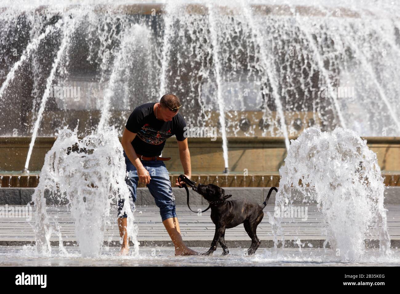 Children bathing at fountain -Fotos und -Bildmaterial in hoher ...