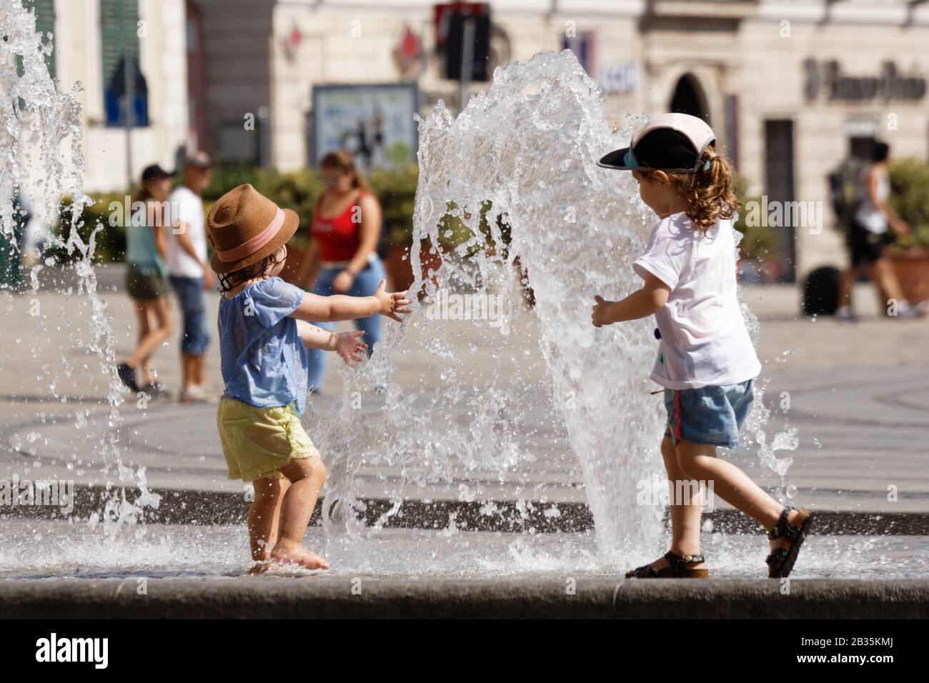 Children bathing at fountain -Fotos und -Bildmaterial in hoher ...