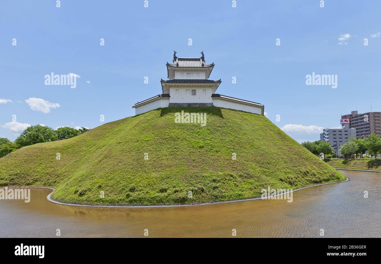 Wassergraben, Erdmauer und Seimaeidai-Turm von der Burg Utsunomiya ...