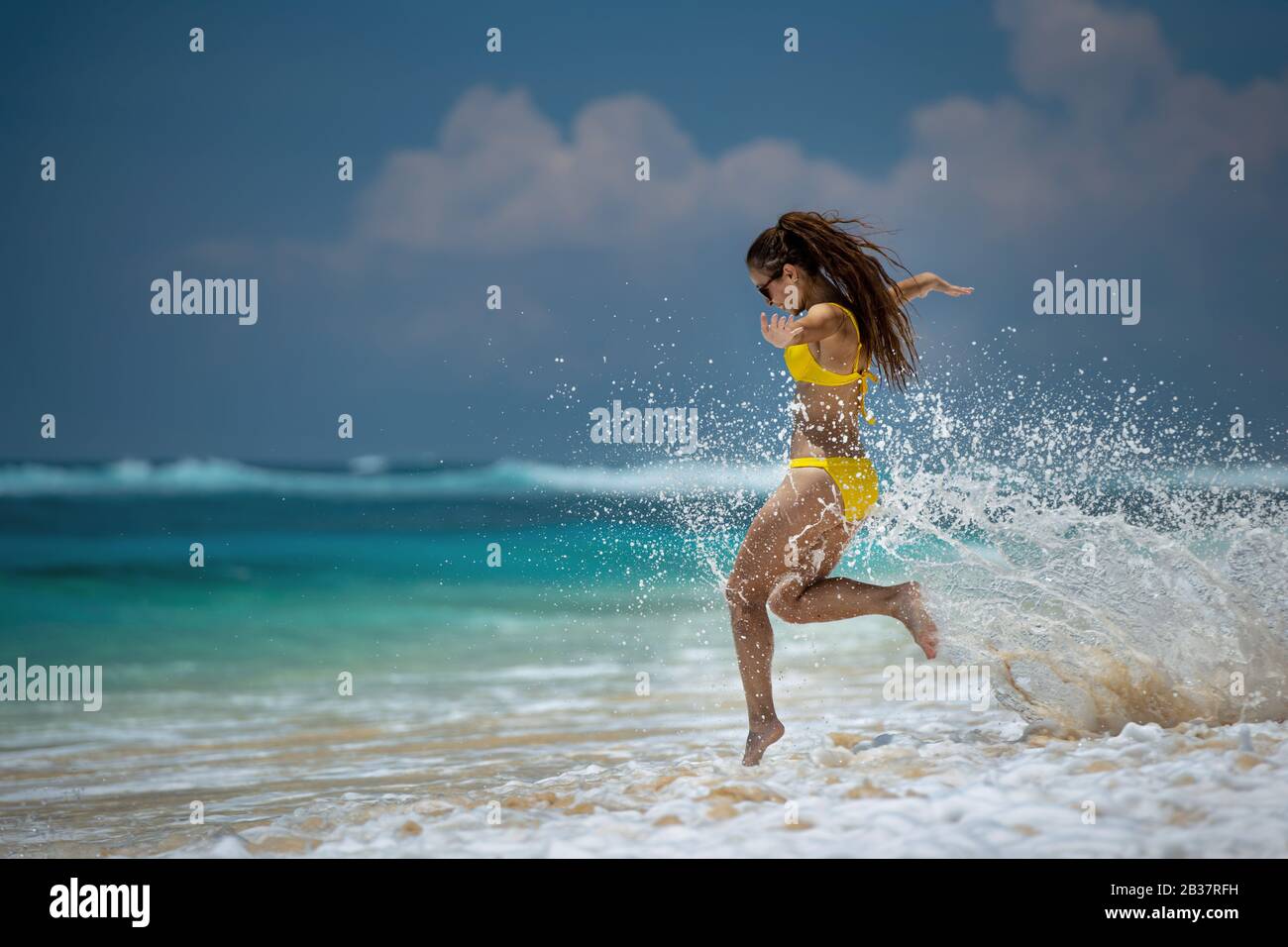 Bikini bekleidete mädchen -Fotos und -Bildmaterial in hoher Auflösung – Alamy