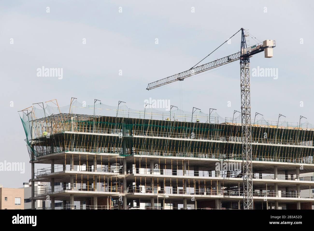 Baustellenarbeiten aus Beton und Kran, Betonkonstruktion des im Bau ...