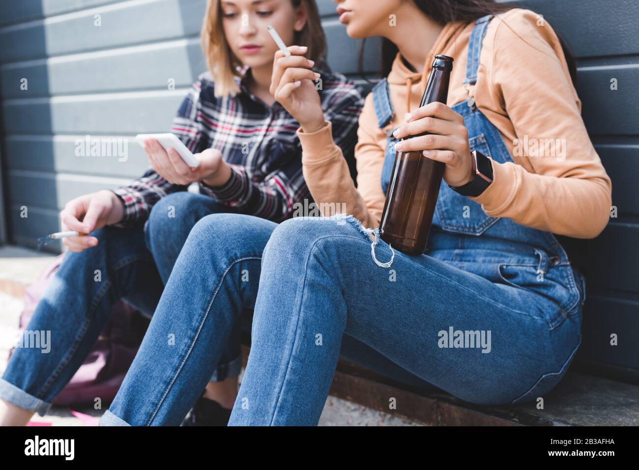 Rauchende mädchen blondine -Fotos und -Bildmaterial in hoher Auflösung ...