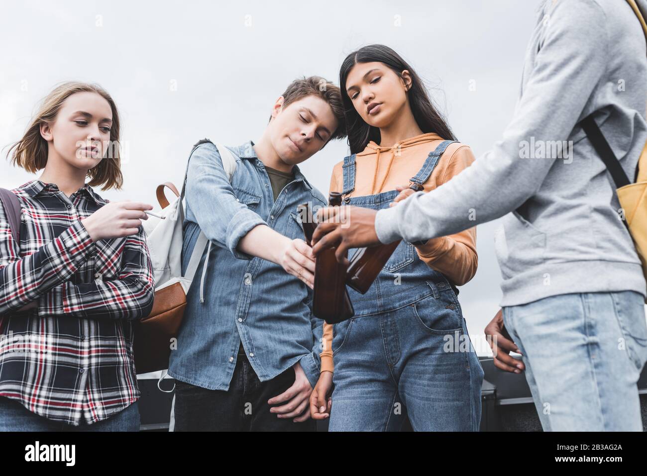 Rauchende mädchen blondine -Fotos und -Bildmaterial in hoher Auflösung ...
