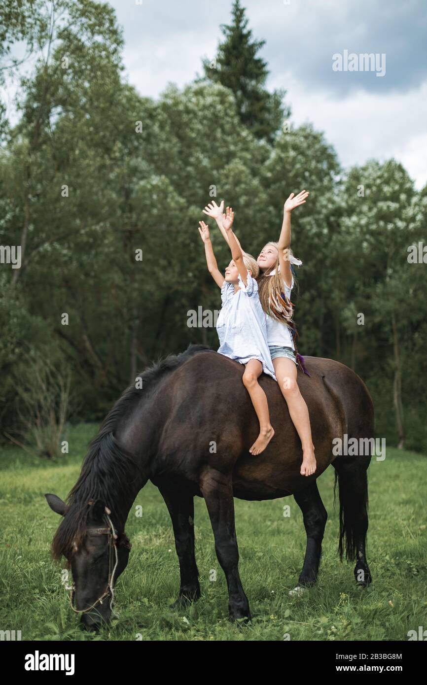 Mädchen Pferd Reiten Stockfotos und -bilder Kaufen - Alamy