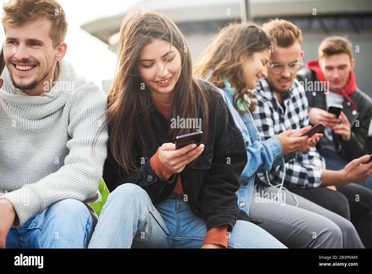 Personen, die das internet nutzen -Fotos und -Bildmaterial in hoher ...