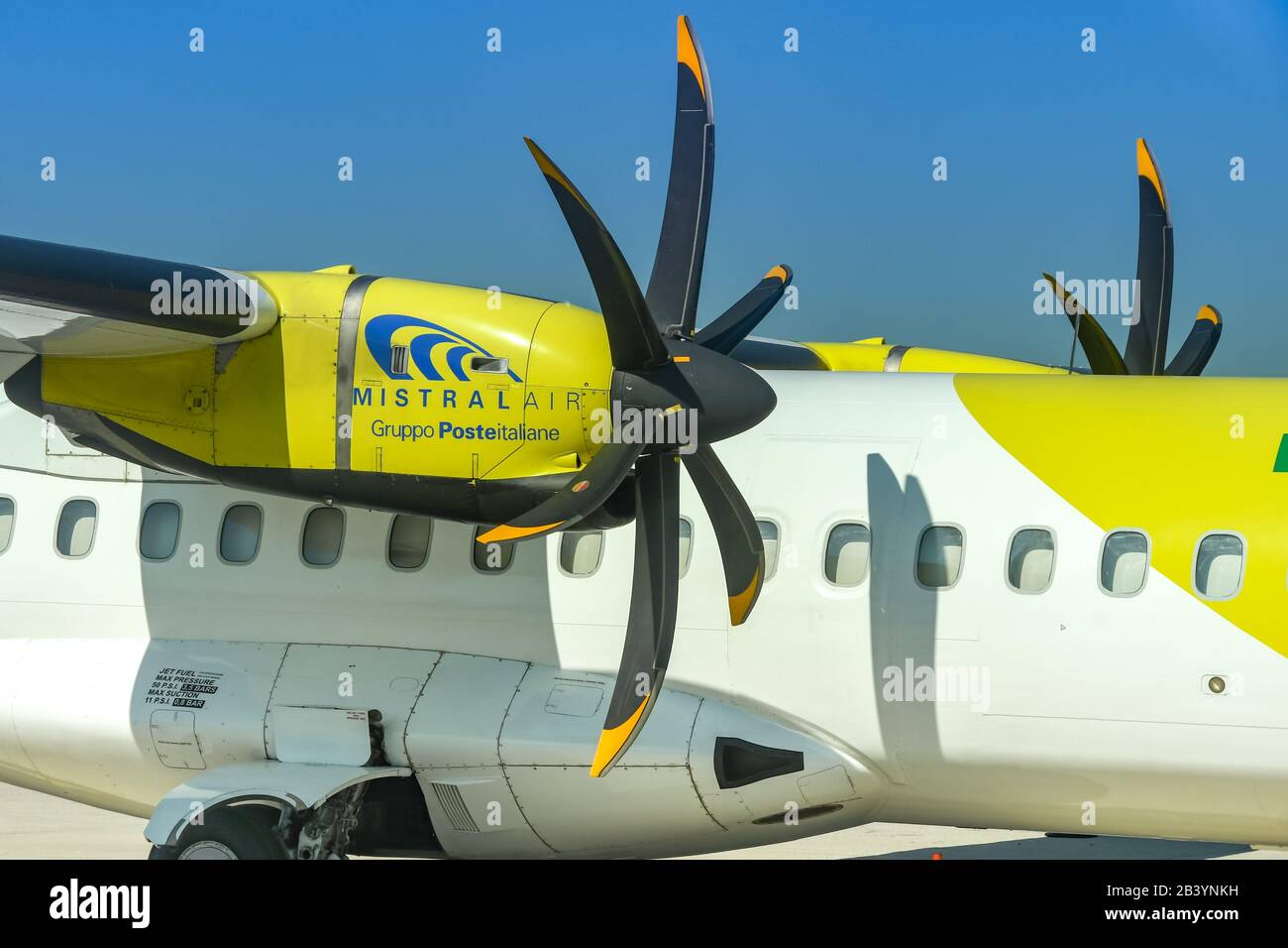 Atr 72 turboprop aircraft -Fotos und -Bildmaterial in hoher Auflösung ...