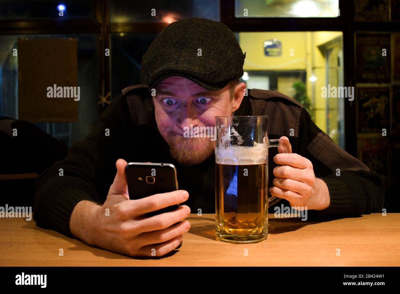 Alter mann mit bier lustig -Fotos und -Bildmaterial in hoher Auflösung ...