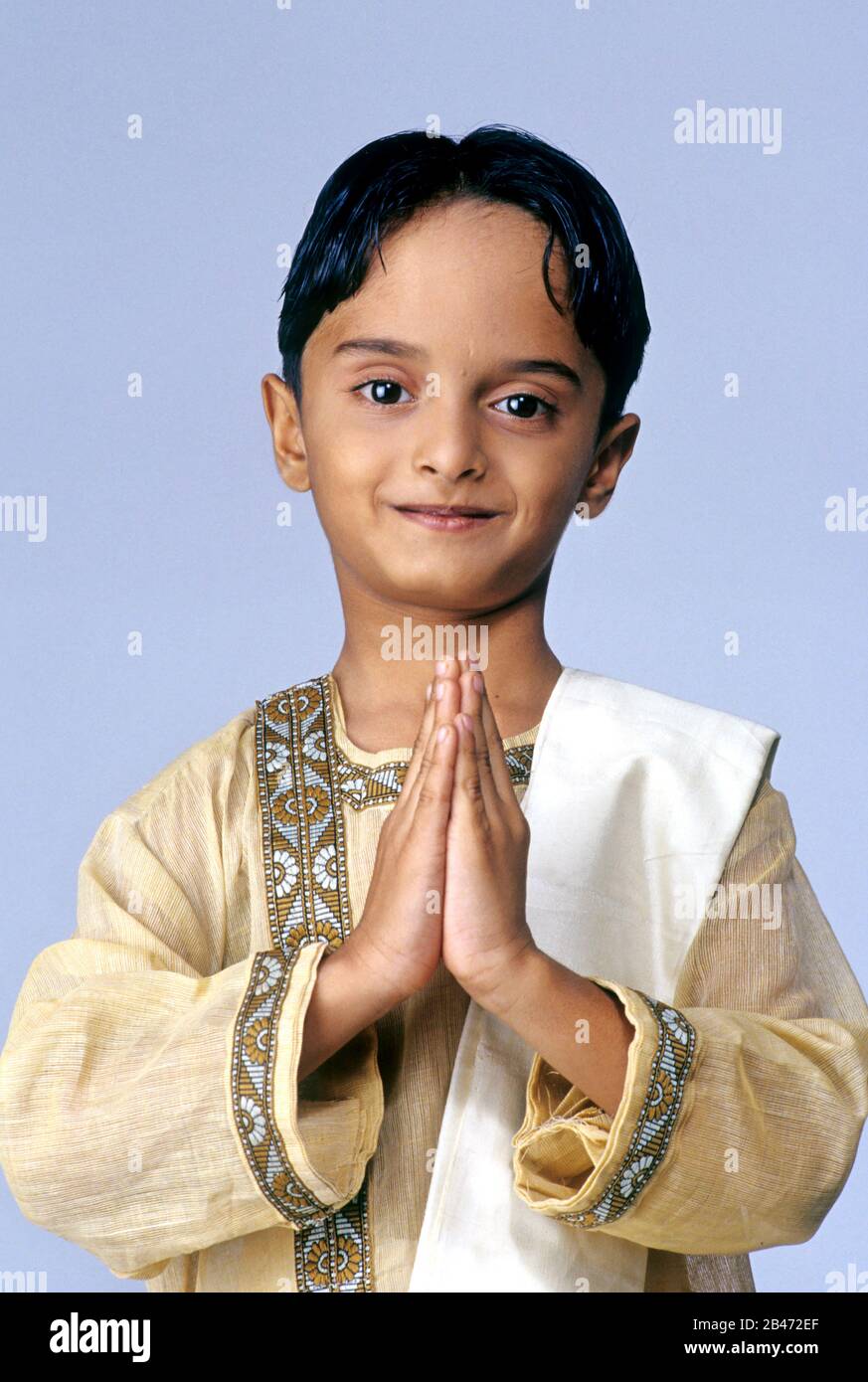 Namaste boys -Fotos und -Bildmaterial in hoher Auflösung – Alamy