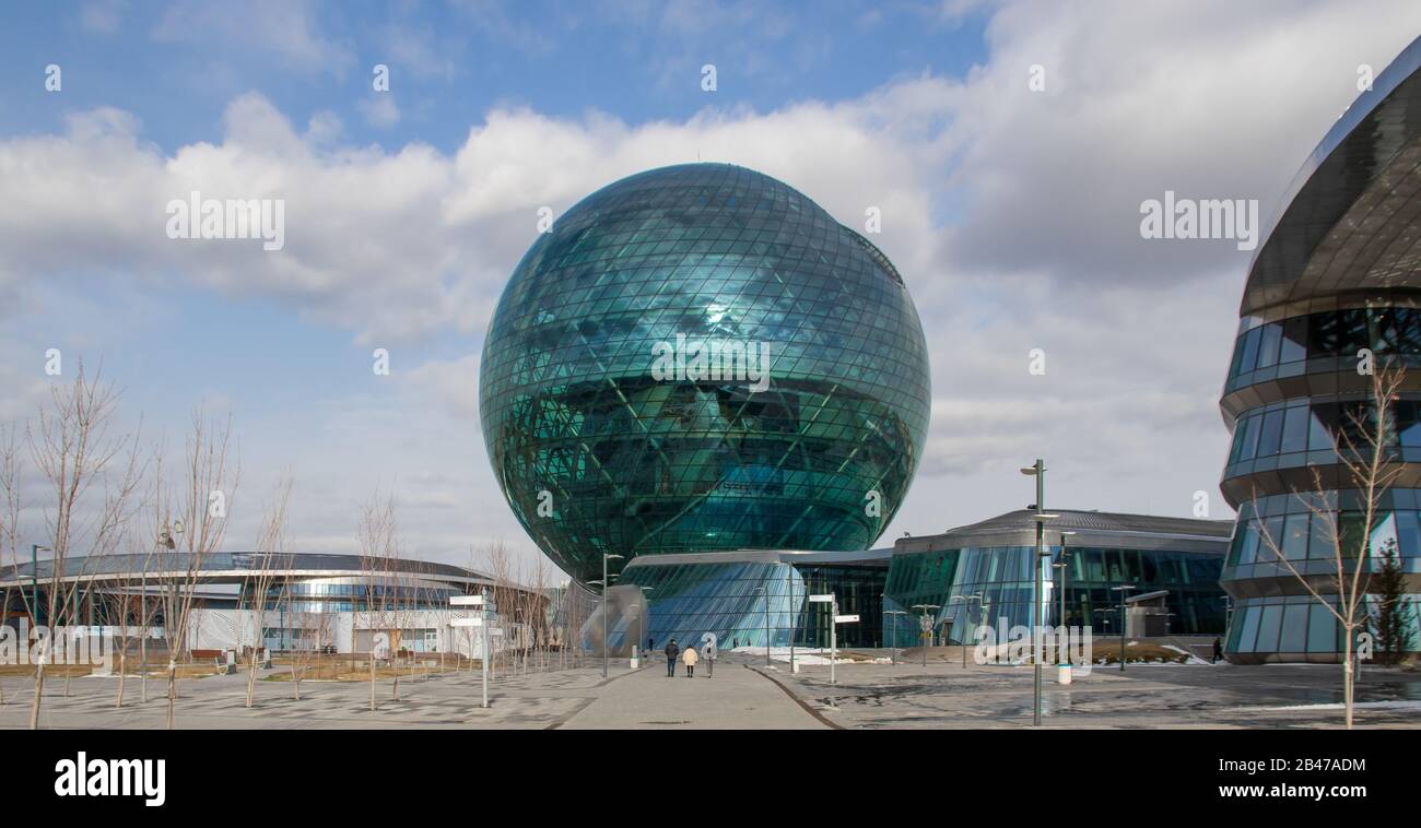 Der für die Expo 2017 Astana erbaute Pavillon nur Alemi ist eines der ...