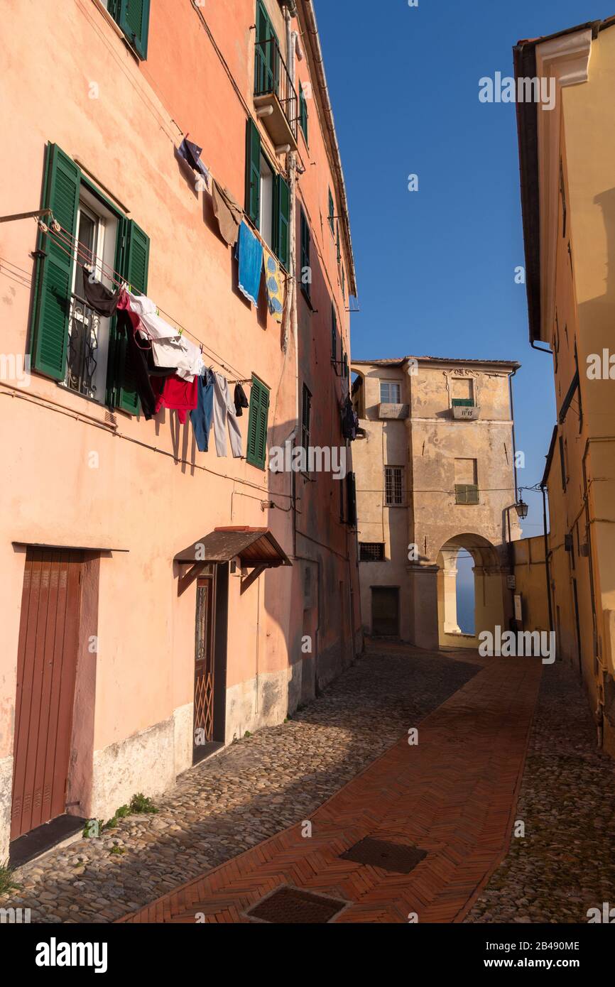 Bunte altmodische façade Häuser in der Altstadt von Imperia - der Stadt ...