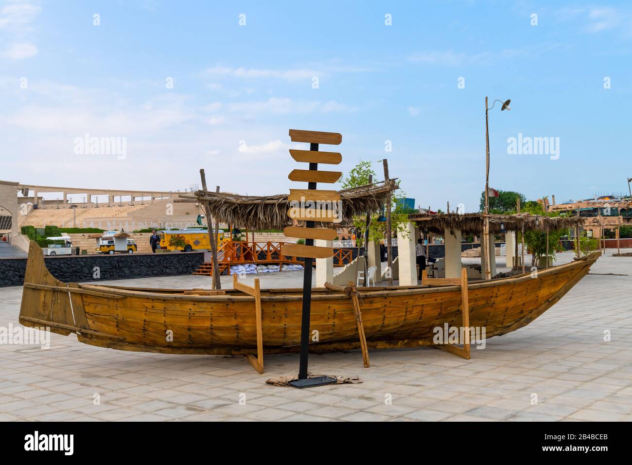 Holzboot katar doha strand -Fotos und -Bildmaterial in hoher Auflösung ...